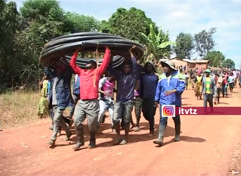 Wananchi Madaba Songea waonyesha jitihada kutatua tatizo la maji. | ITV ...