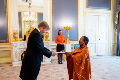 Balozi Chipeta awasilisha hati ya utambulisho. | ITV - Independent ...